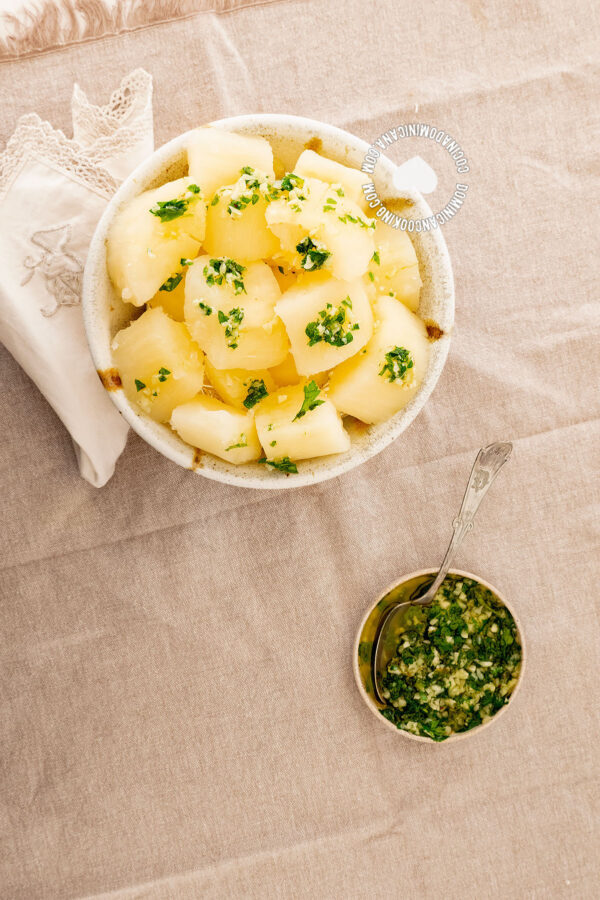 Yuca con Mojo de Ajo [Video+Recipe] Cassava w. Garlic Sauce