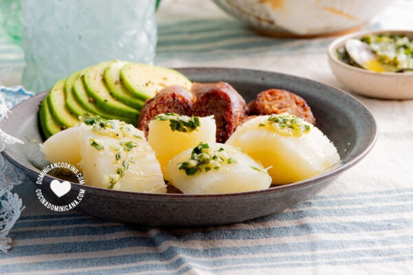 Yuca con Mojo de Ajo [Video+Recipe] Cassava w. Garlic Sauce